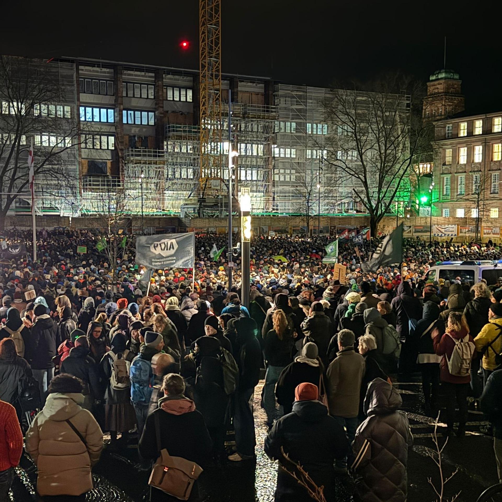 Schweigende Mehrheit wird laut: Protestwelle gegen rechts | Aachener ... Schweigende Mehrheit wird laut: Protestwelle gegen rechts | Aachener ...
